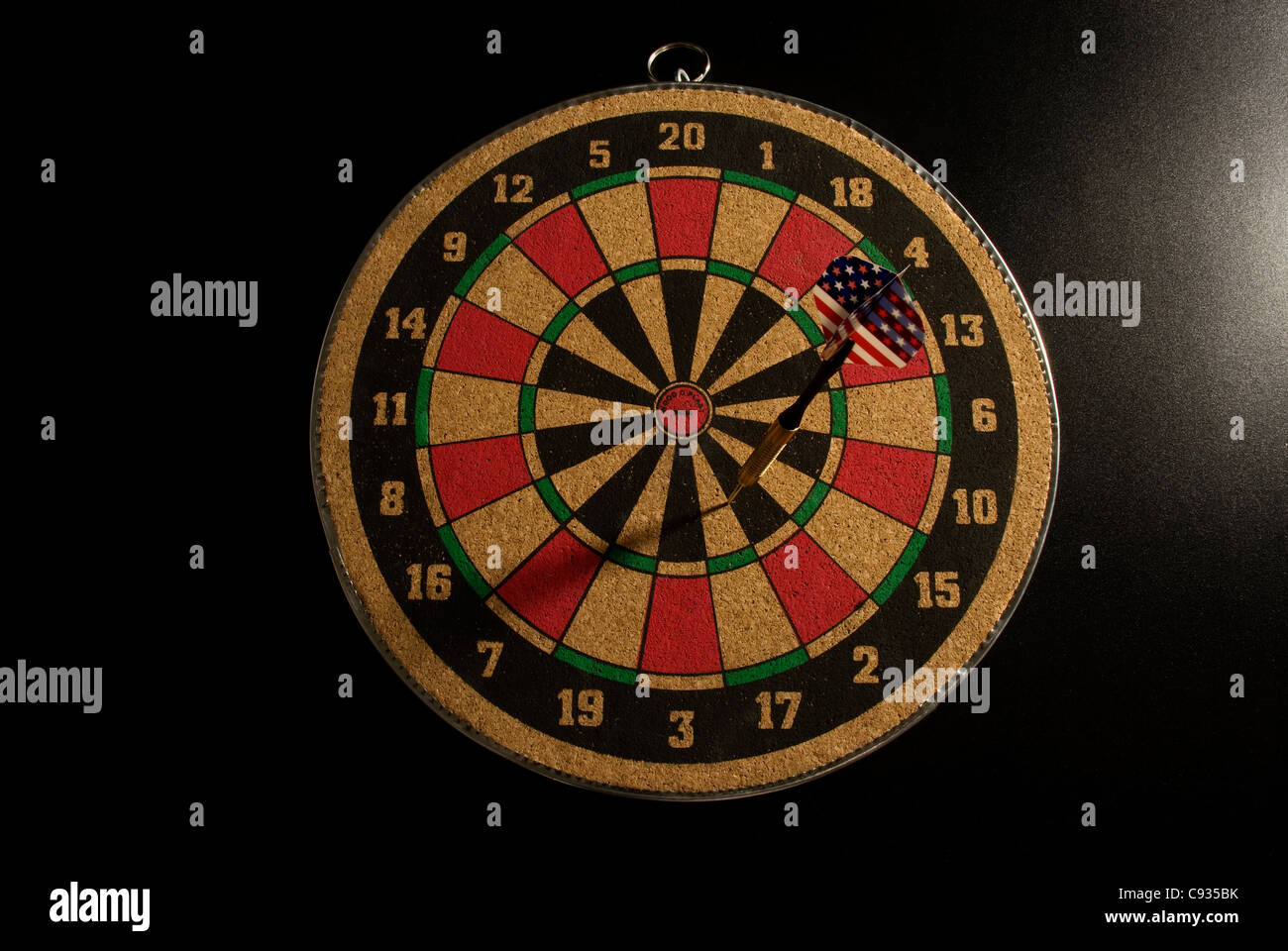 Dartscheibe mit pfeilen -Fotos und -Bildmaterial in hoher Auflösung – Alamy