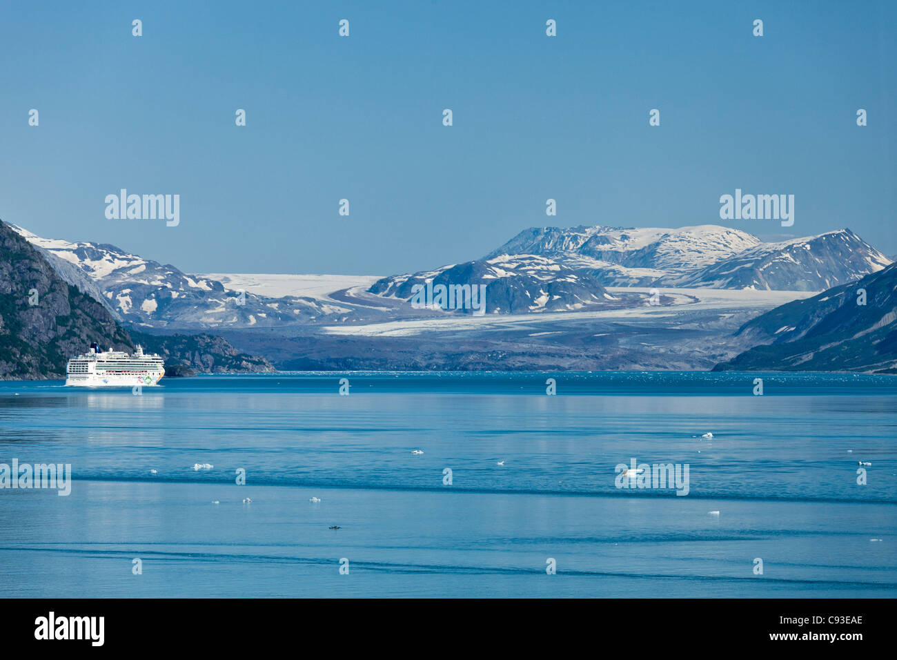 Ein Kreuzfahrtschiff betritt Tarr Inlet nähert sich Grand Pacific ...