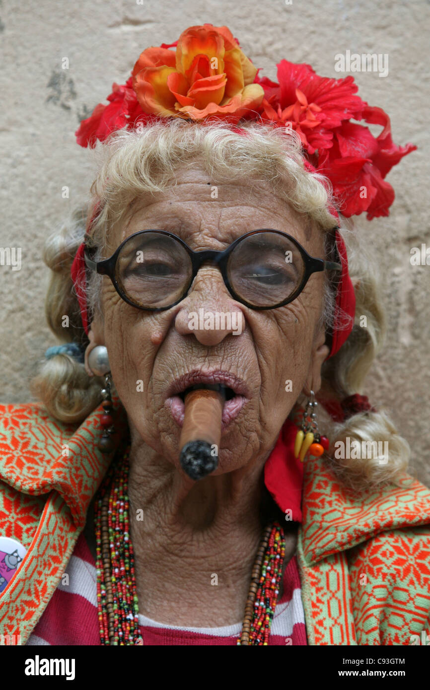Alte Kubanische Frau Mit Zigarre Stockfotos und -bilder Kaufen - Alamy