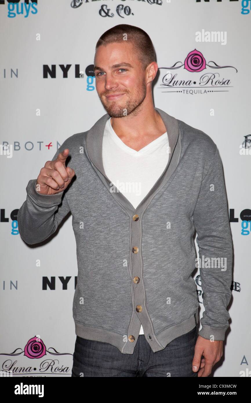 Stephen Amell im Ankunftsbereich für NYLON Jungs November Ausgabe ...