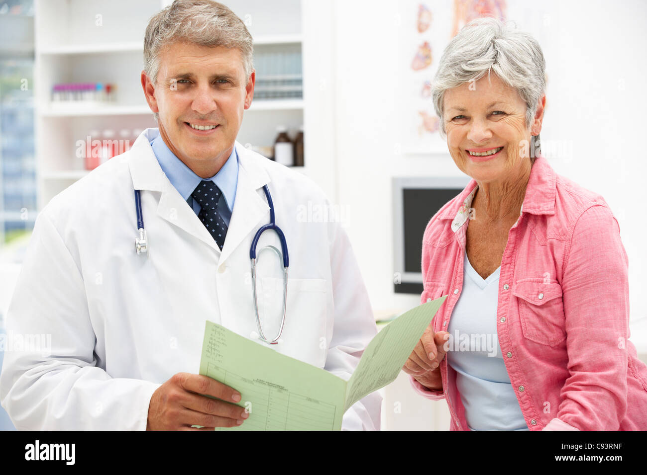 Frau arzt -Fotos und -Bildmaterial in hoher Auflösung – Alamy