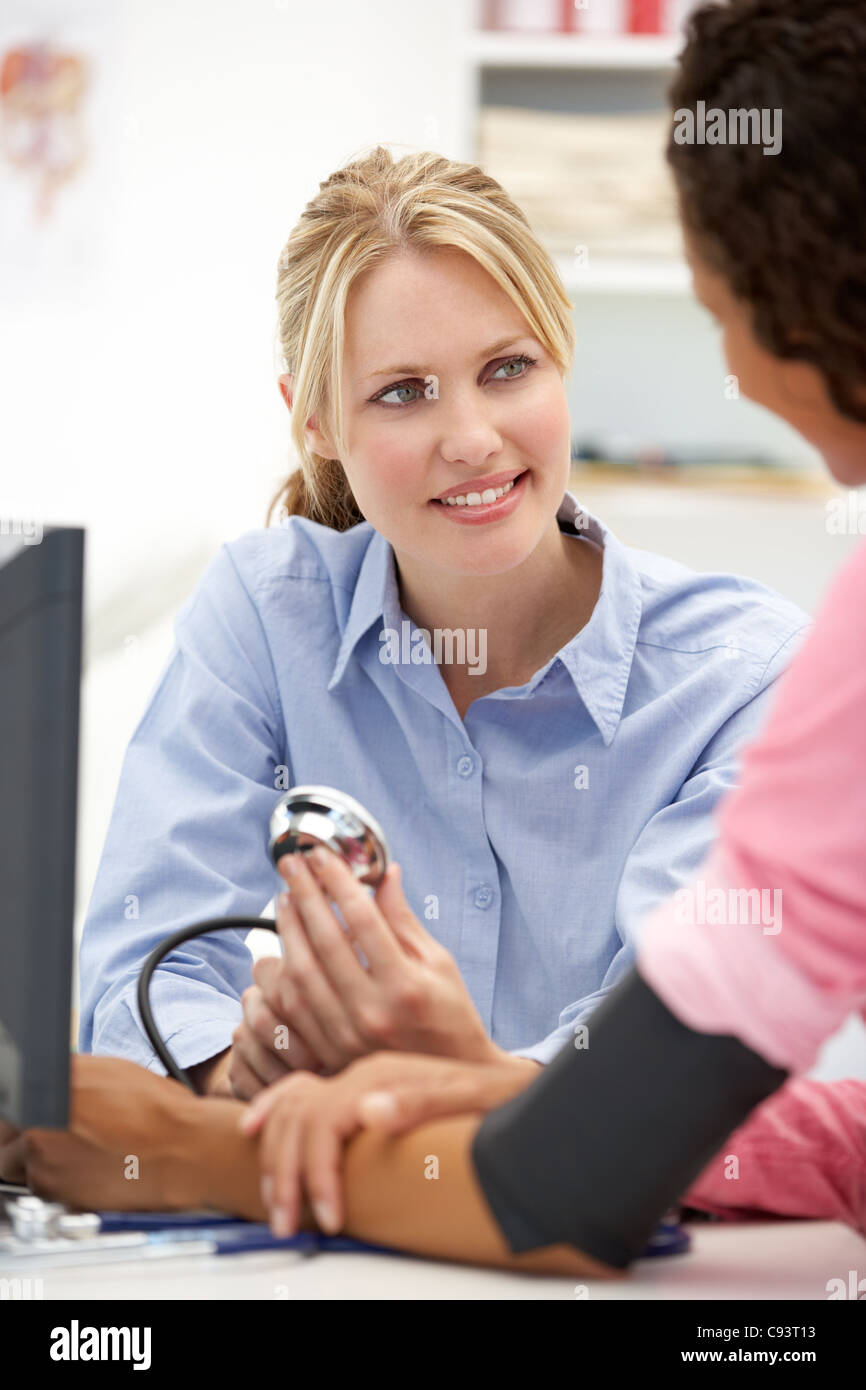 Female patient -Fotos und -Bildmaterial in hoher Auflösung – Alamy
