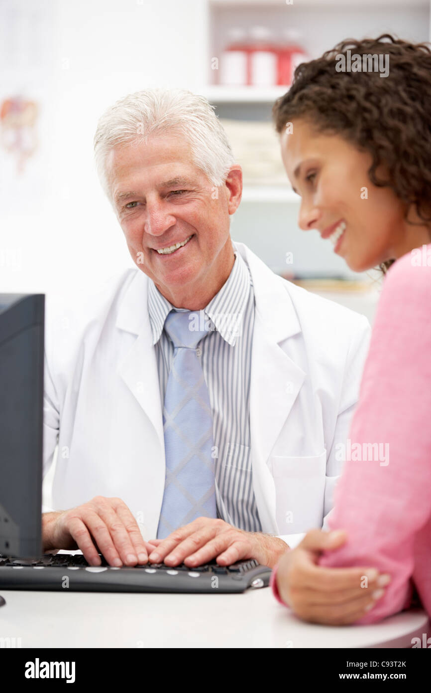 Female patient -Fotos und -Bildmaterial in hoher Auflösung – Alamy