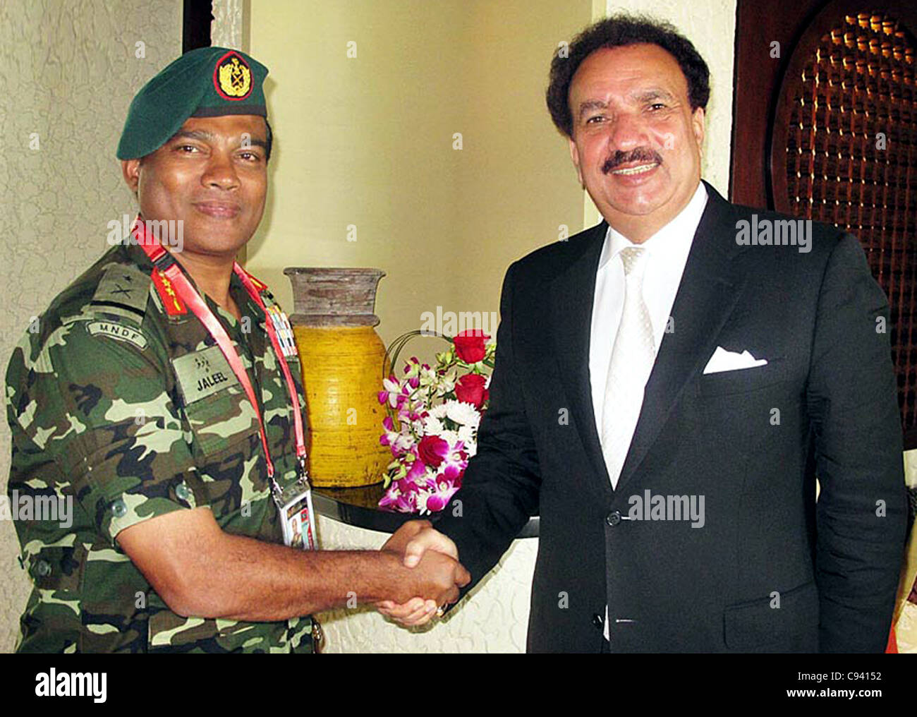 Pakistans Innenminister Rehman A.Malik schüttelt Hand mit Musa Ali ...