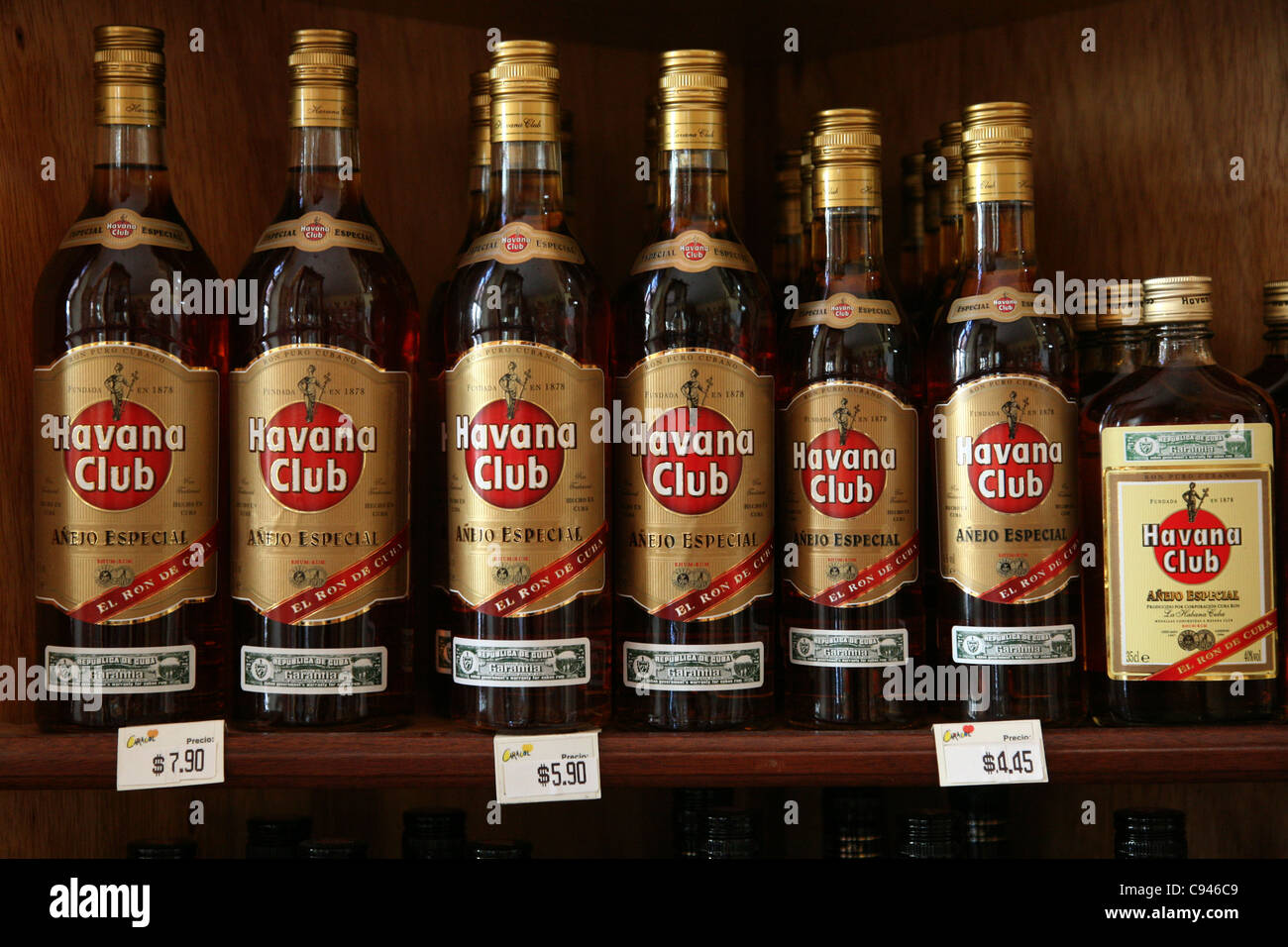 Flaschen Havana Club Rum gesehen in der Tabak und Rum Shop Casa del ...