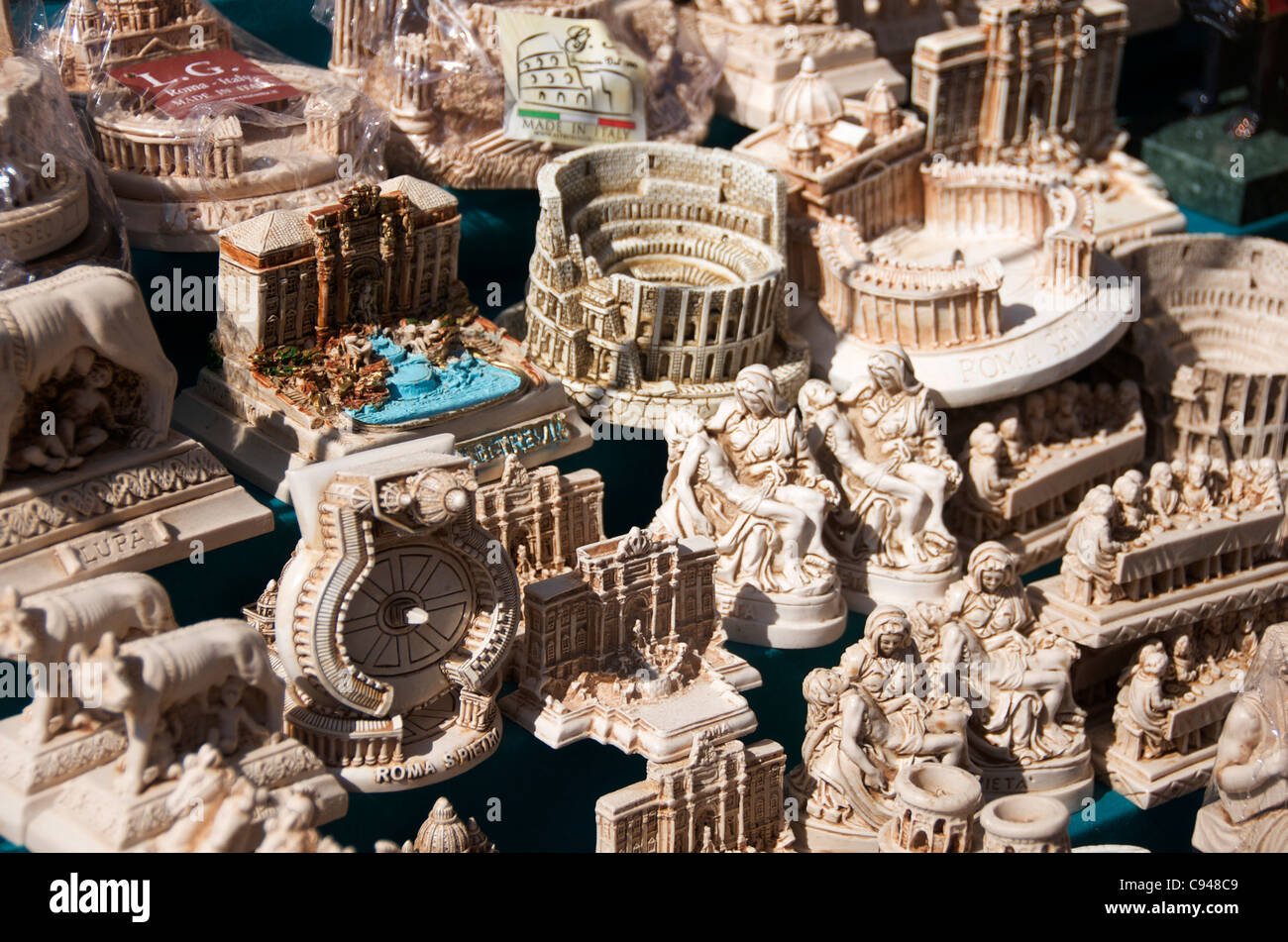 Römische Souvenirs in einem Souvenirladen in Rom, Italien, Europa ...