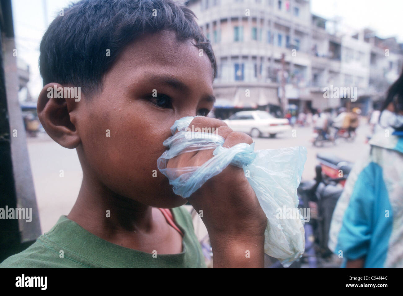 Straßenkinder schnüffeln Klebstoff in Phnom Penh Kambodscha ...