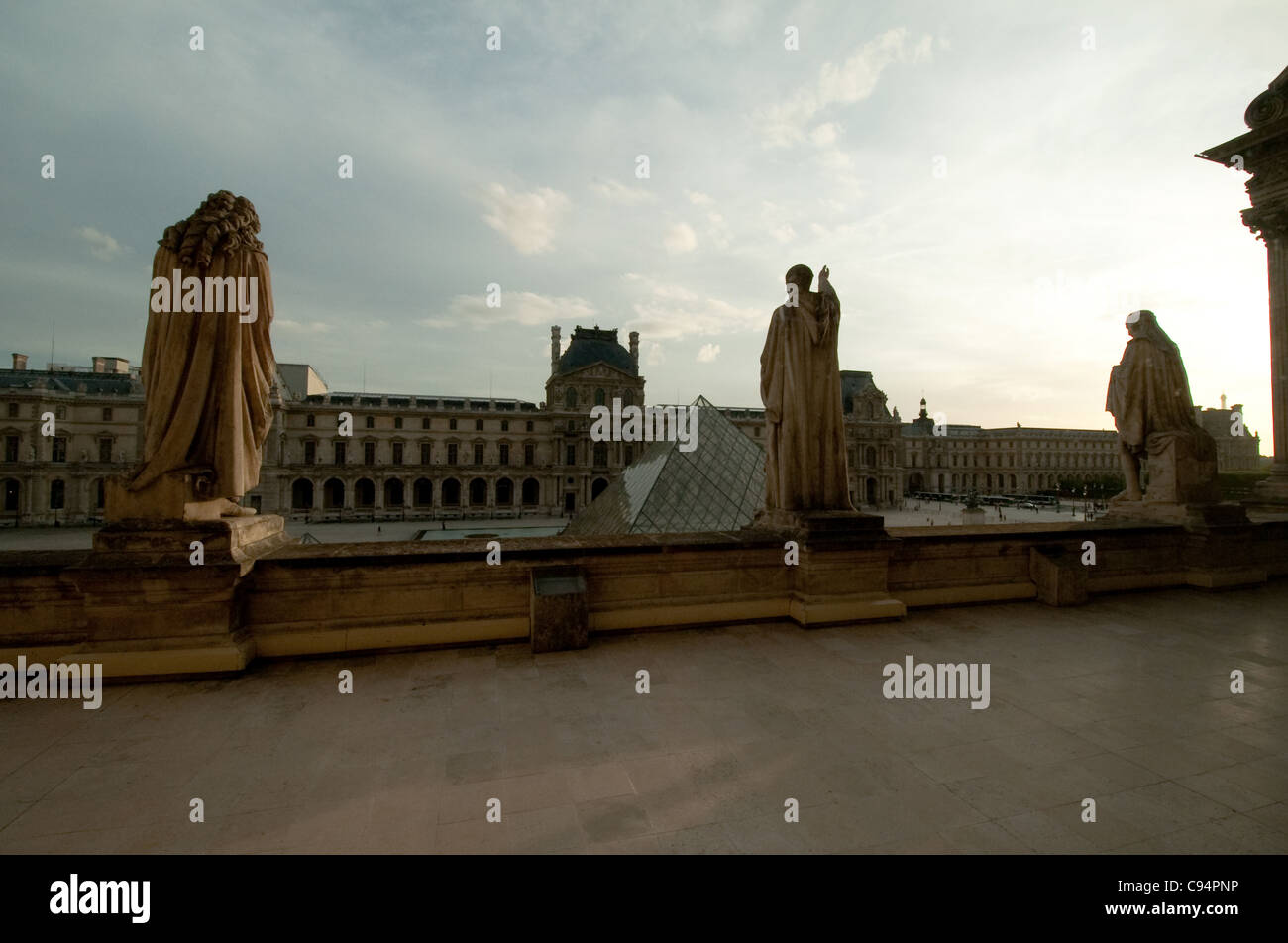 Le Louvre, Paris, France, Blick in den Innenhof Stockfotografie - Alamy