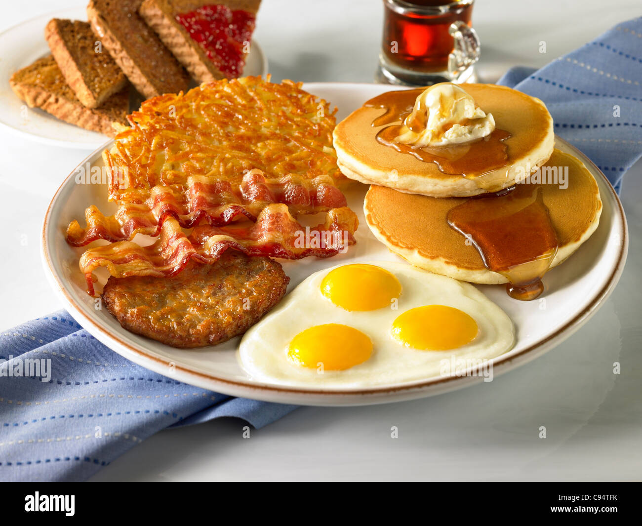 Ein Power-Frühstück mit drei Eiern, Wurst, Speck, Rösti, Pfannkuchen ...