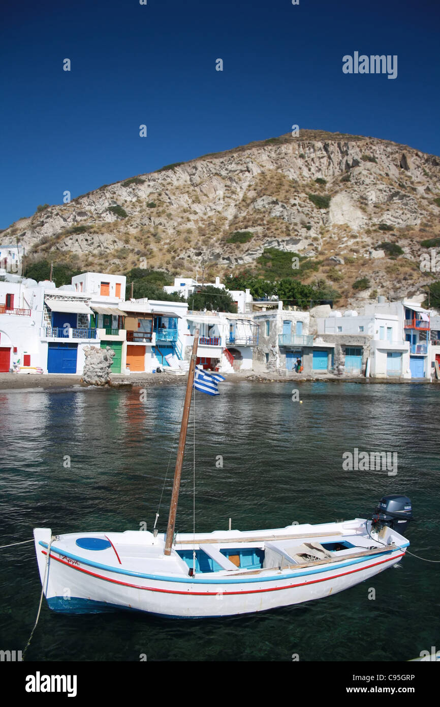 Kleines boot im hafen -Fotos und -Bildmaterial in hoher Auflösung – Alamy