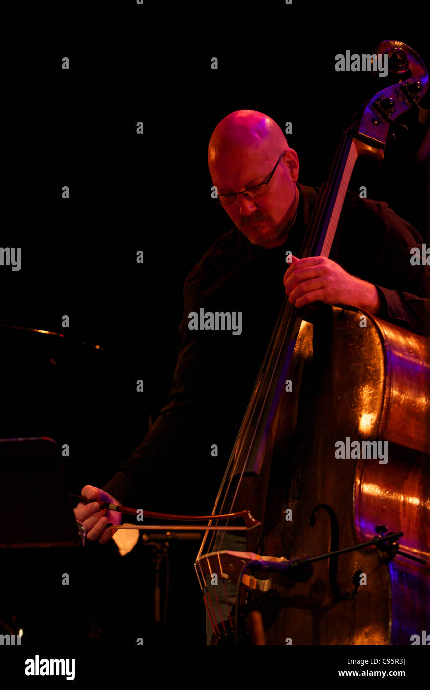 Scott Colley mit Michel Portal auf der Queen Elizabeth Hall, Southbank ...