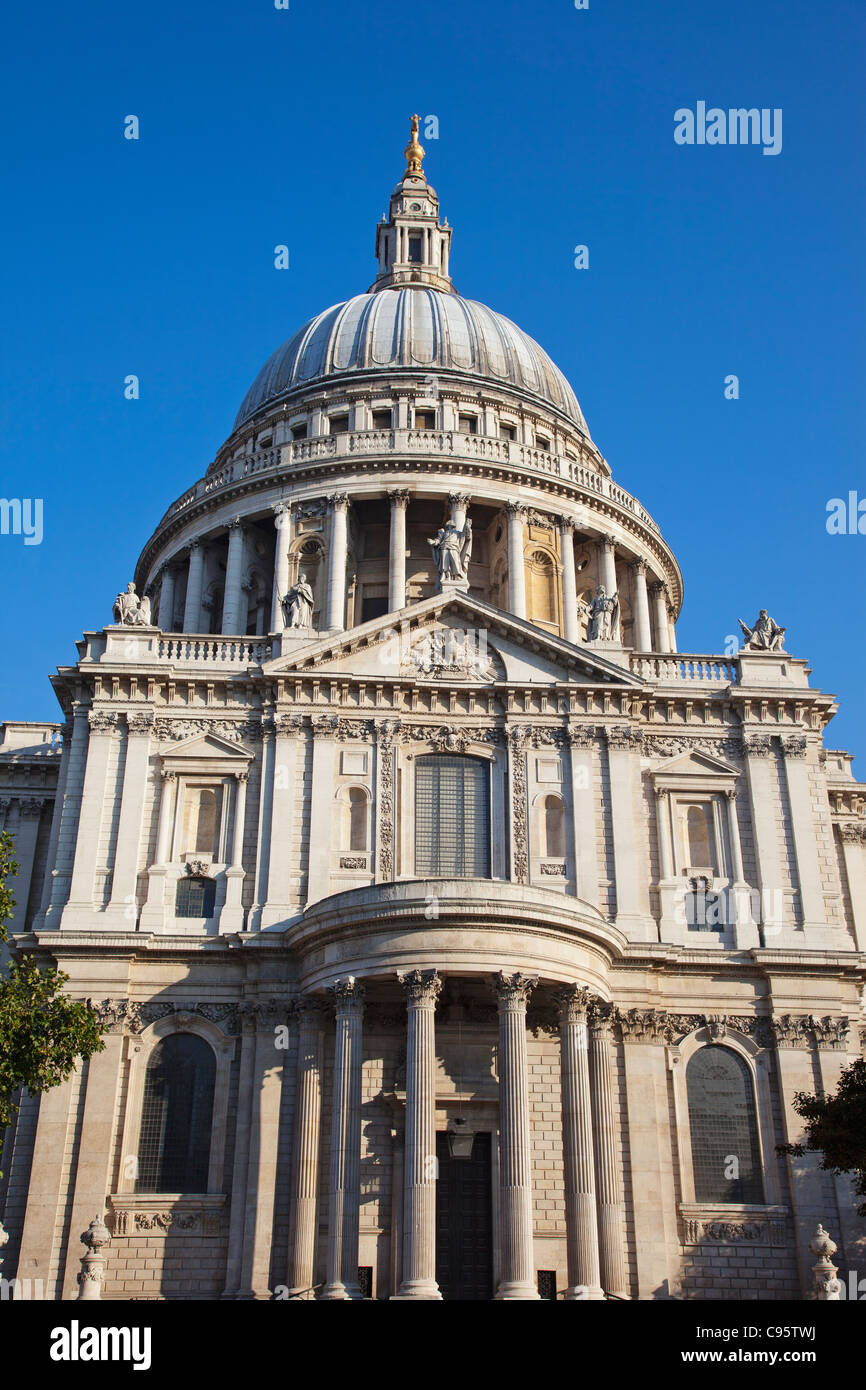 Blick auf die kuppel von st pauls -Fotos und -Bildmaterial in hoher Auflösung – Alamy