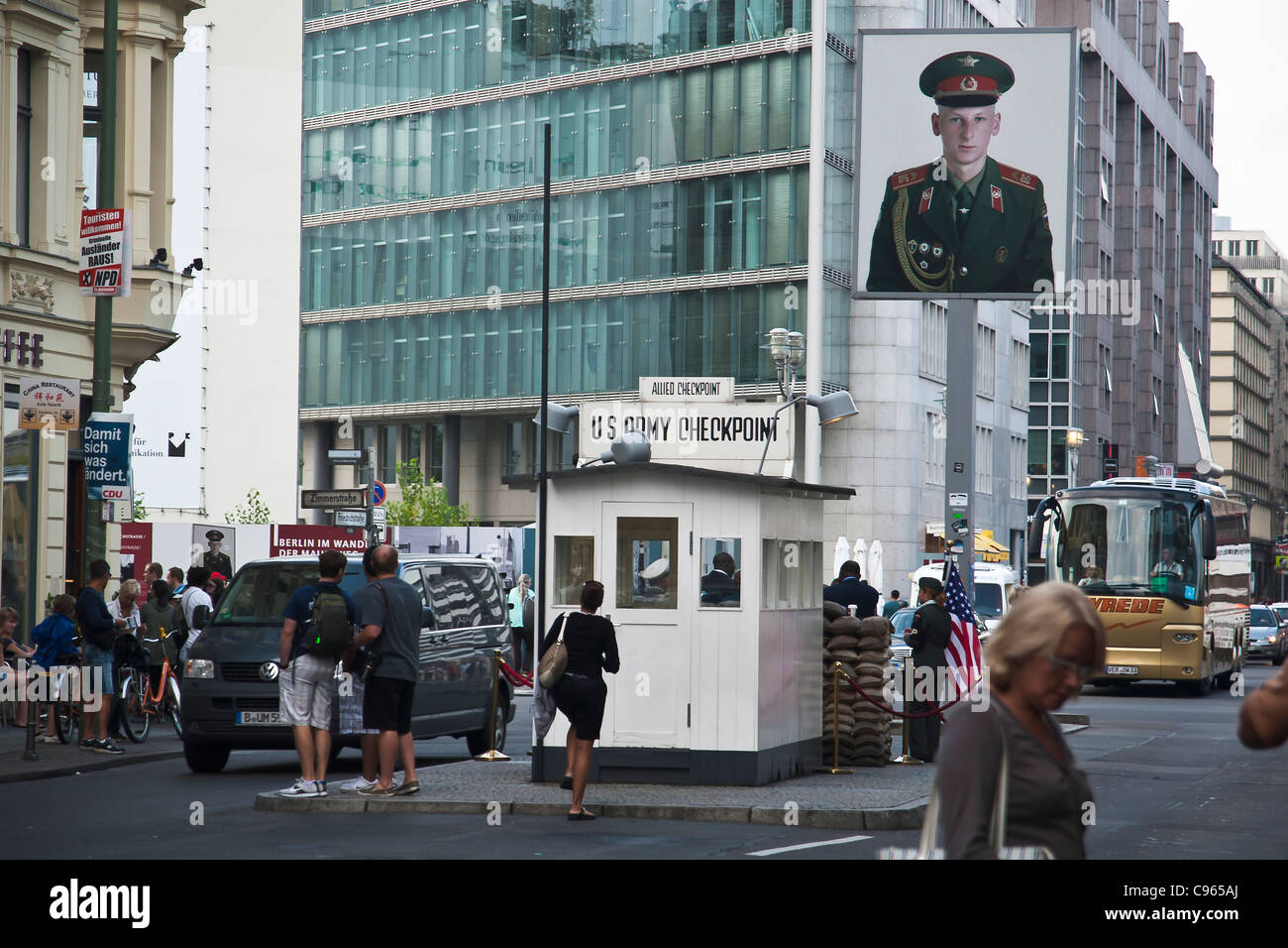 Us soldier checkpoint charlie berlin -Fotos und -Bildmaterial in hoher ...