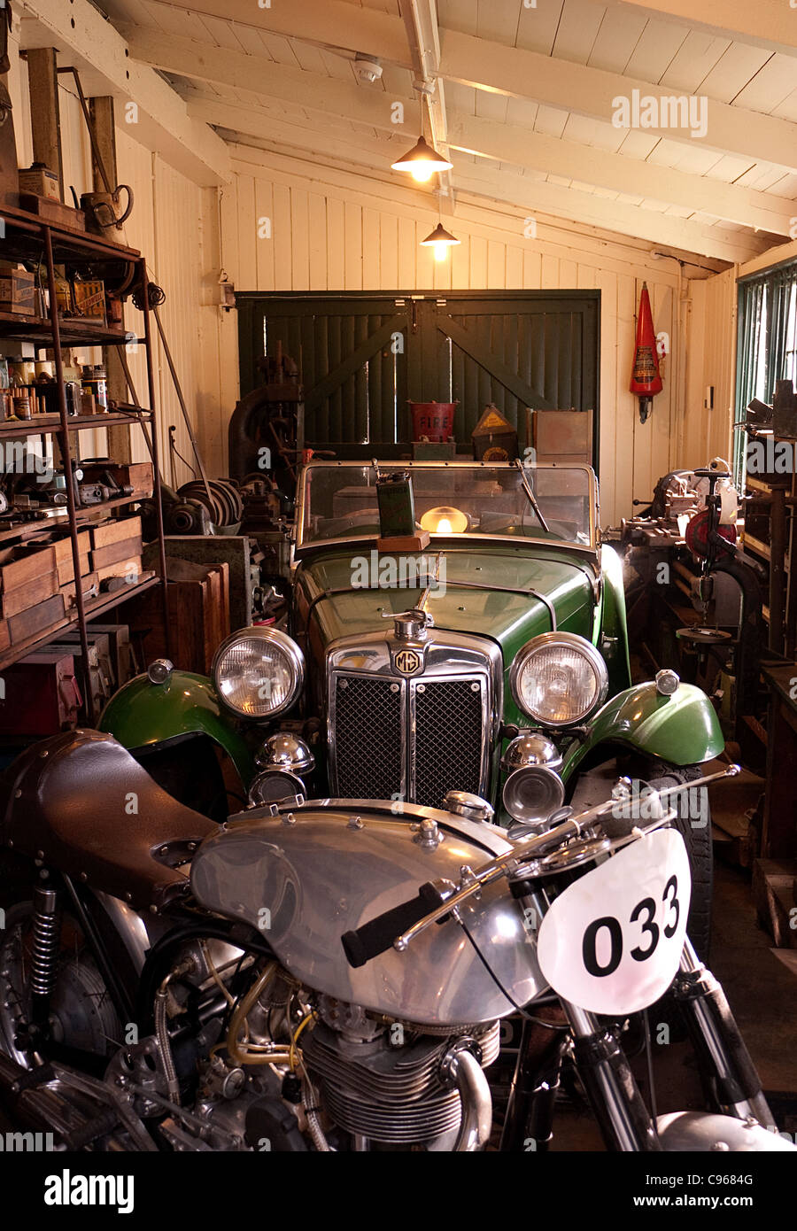 Oldtimer-Garage mit 30er Jahre MG Auto und Motorrad Stockfotografie - Alamy