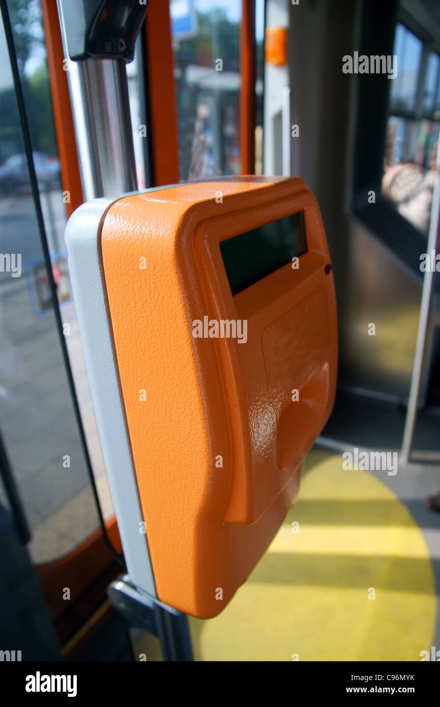 Entwerter im Wagen, Straßenbahn, Straßenbahn. Stadt Zug Innenraum ...