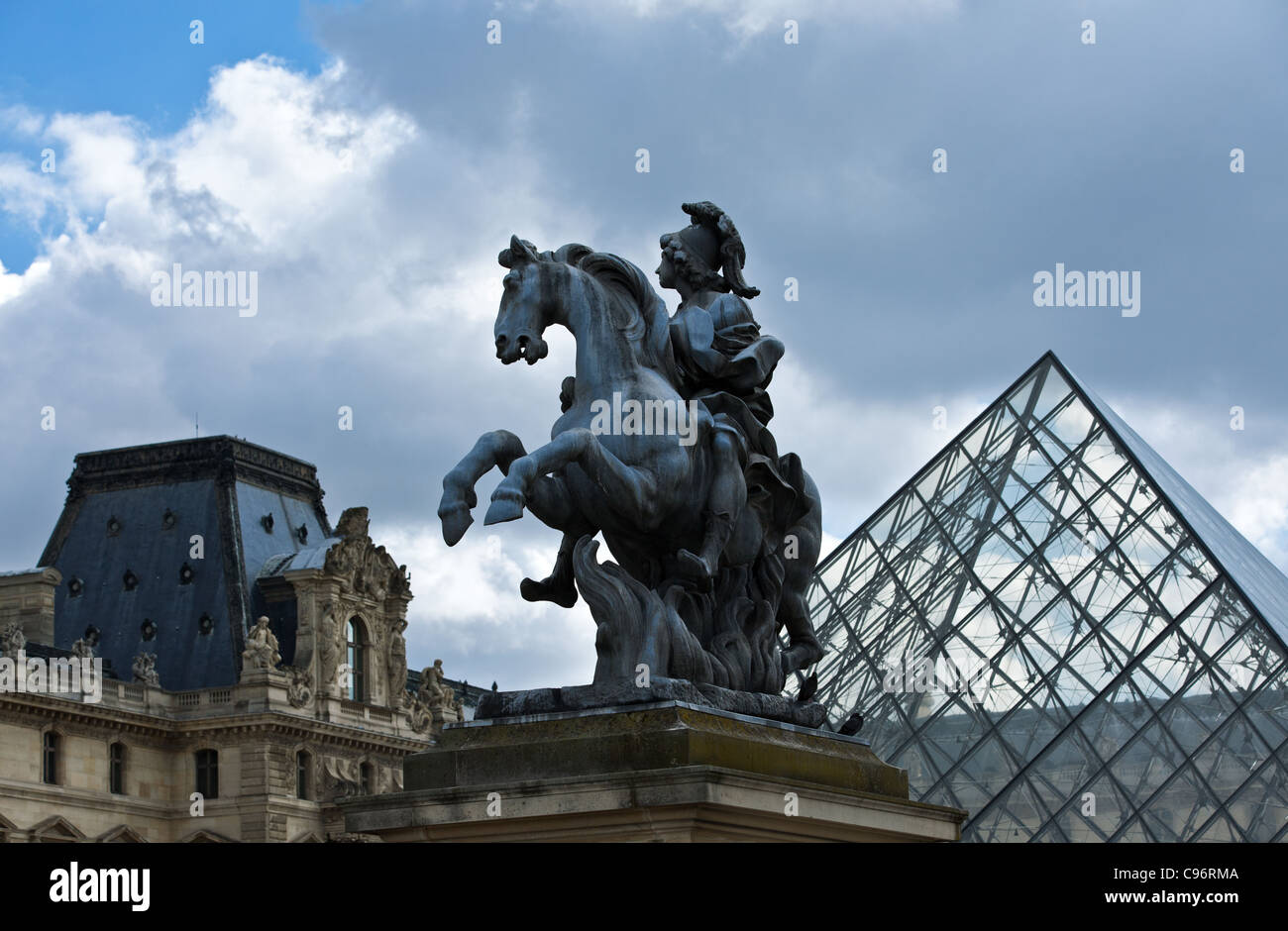 Paris, Louvre-Bereich, Place du Carrousel, das Denkmal von Louis XIV ...