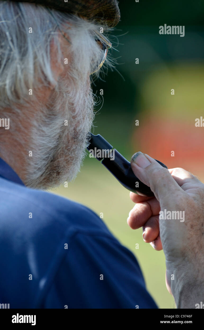 Man pipe smoking cap -Fotos und -Bildmaterial in hoher Auflösung – Alamy