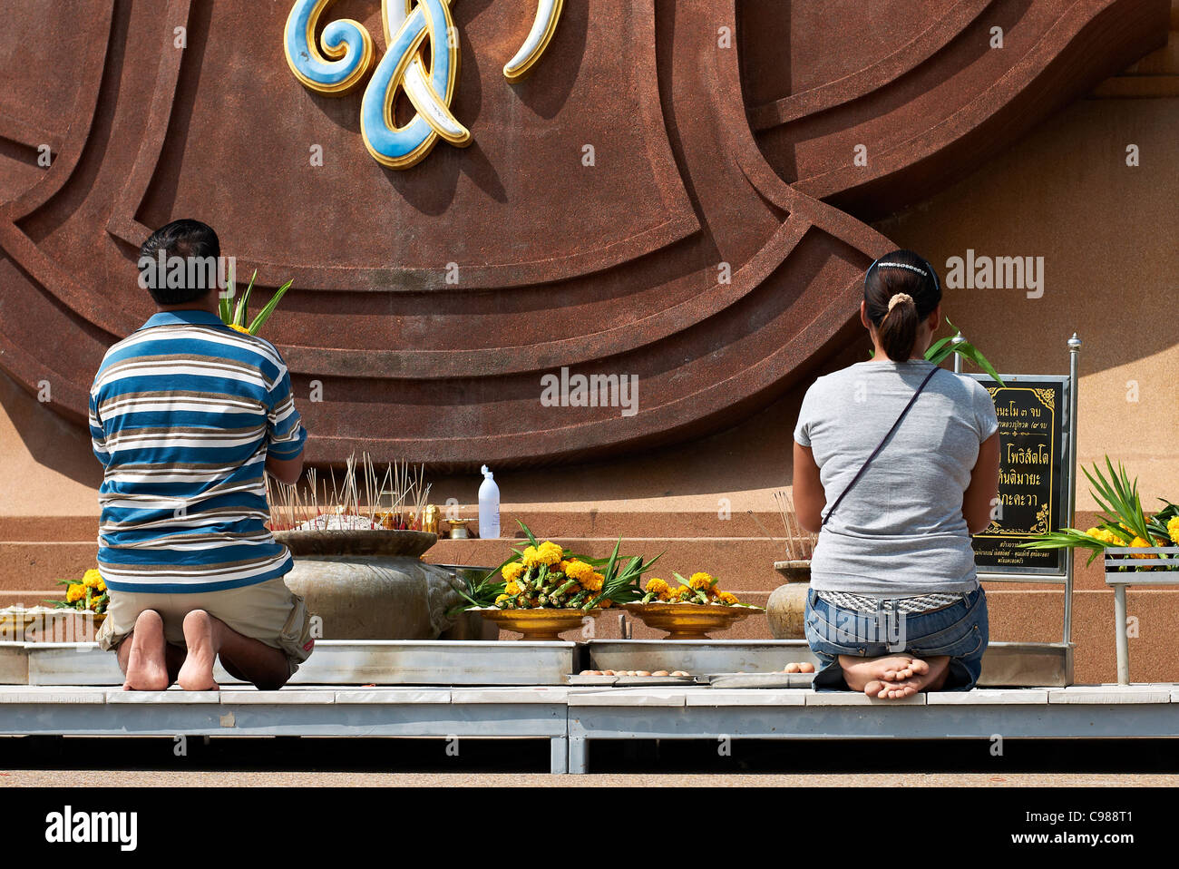Geistliche knien -Fotos und -Bildmaterial in hoher Auflösung – Alamy