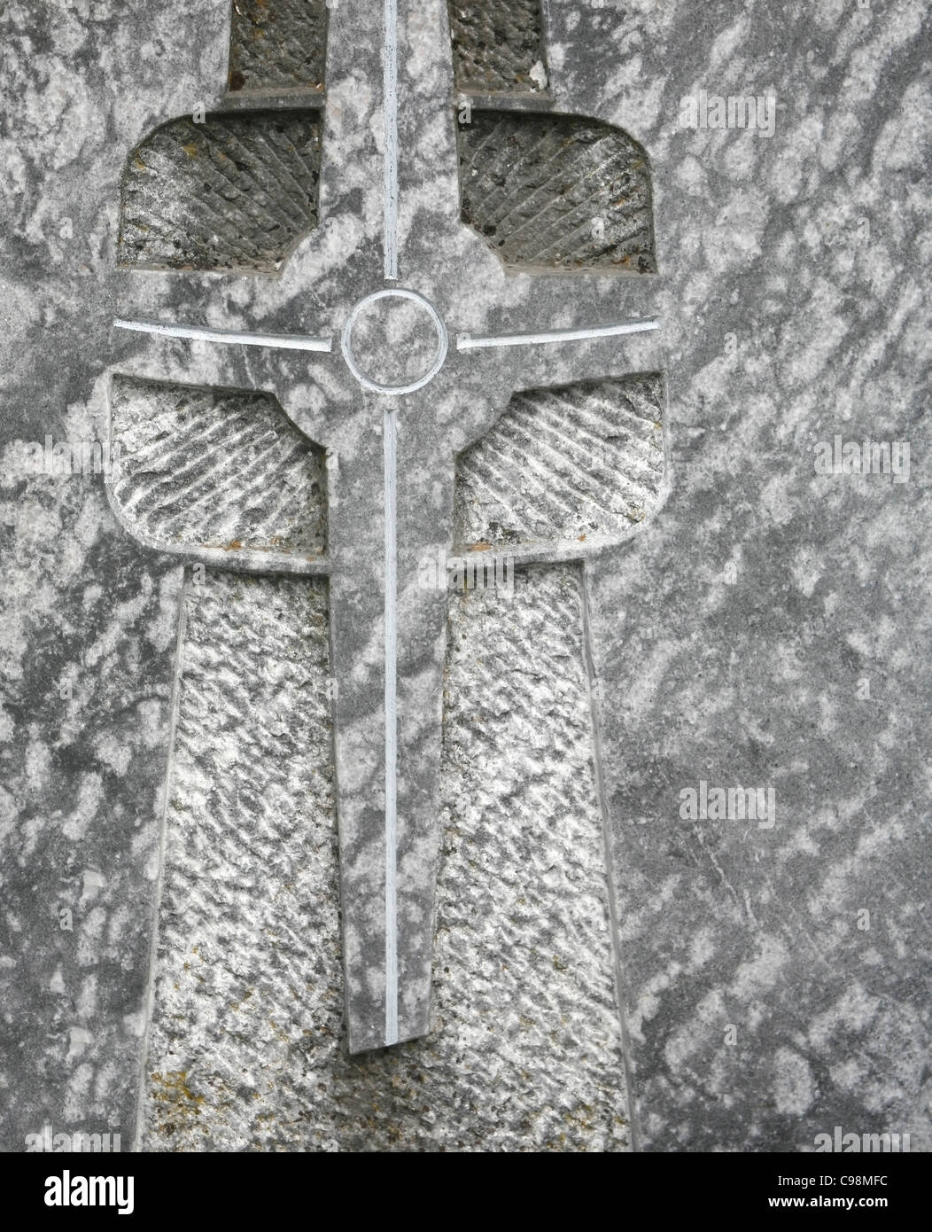 Detail von einem Grabstein zeigt ein Kreuz Stockfotografie - Alamy