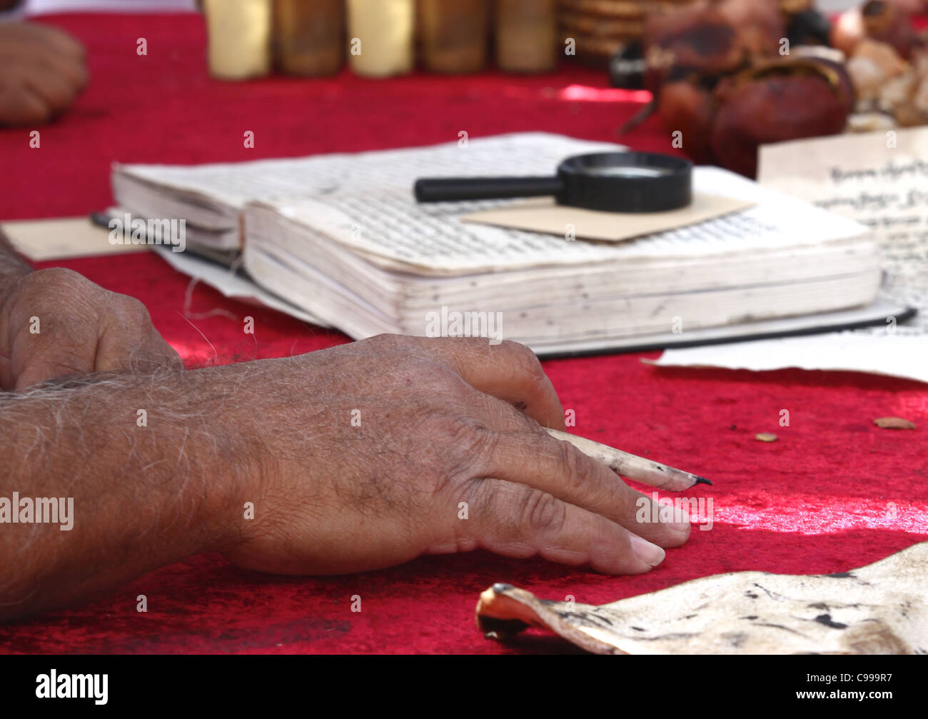 Thora erziehung -Fotos und -Bildmaterial in hoher Auflösung – Alamy