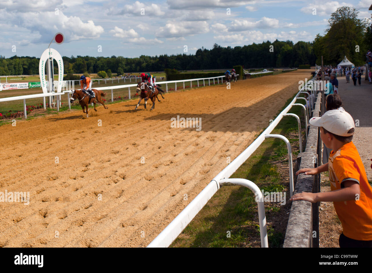 Junge Zuschauer bei Pferd Rennen Treffen im Hippodrome de Pompadour ...