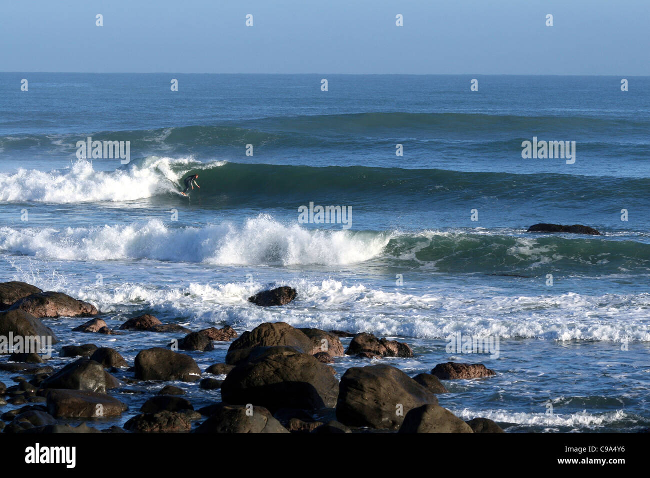 Surfer genießen eine Welle an einem Riff brechen auf dem Pacific ...
