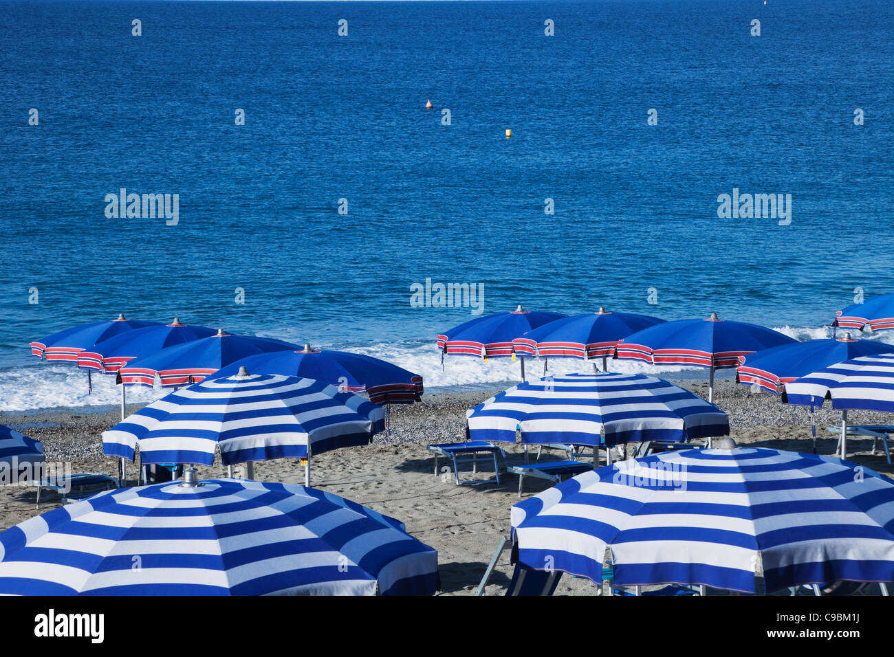 Italien, Ligurien, Cinque Terre, Deiva Marina, Blick auf Sonnenschirm ...