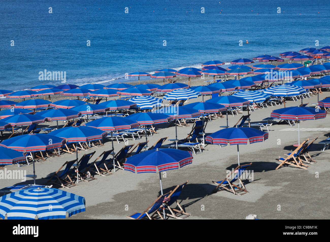 Italien, Ligurien, Cinque Terre, Deiva Marina, Blick auf Sonnenschirm ...