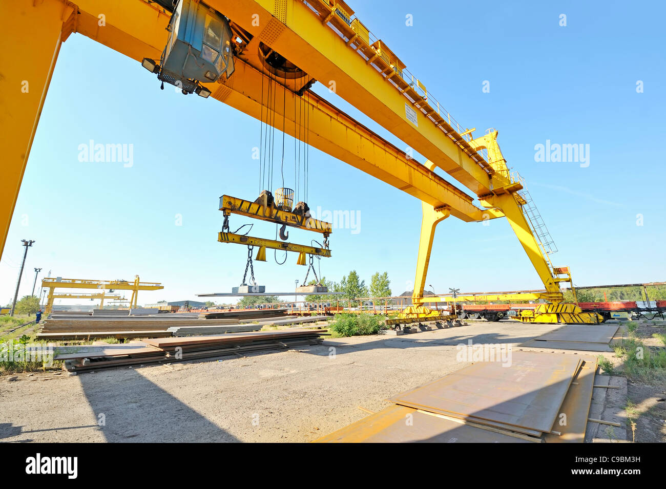 Kran und Stahl Platten Stockfotografie - Alamy