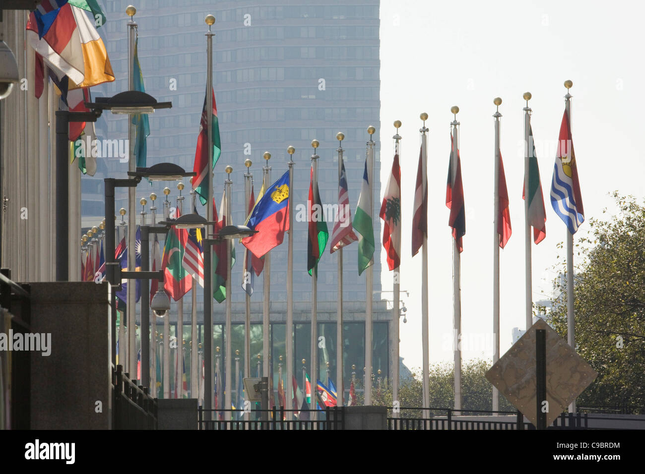 United nations flag flying in -Fotos und -Bildmaterial in hoher Auflösung – Alamy