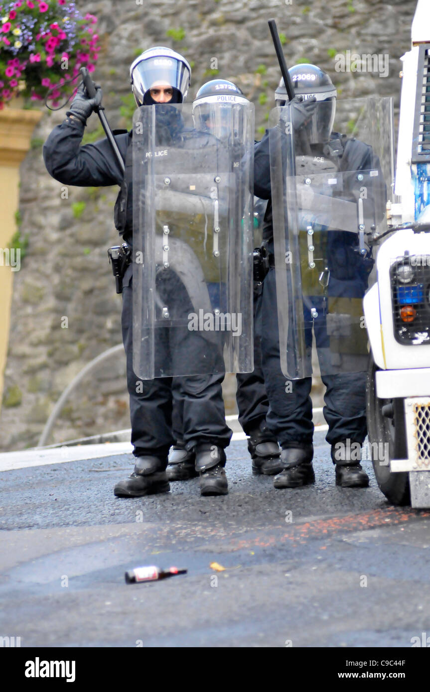 Psni officers in riot gear -Fotos und -Bildmaterial in hoher Auflösung ...