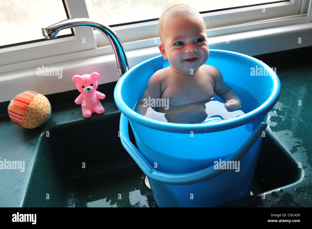 Mit Einem Eimer Stockfotos und -bilder Kaufen - Alamy