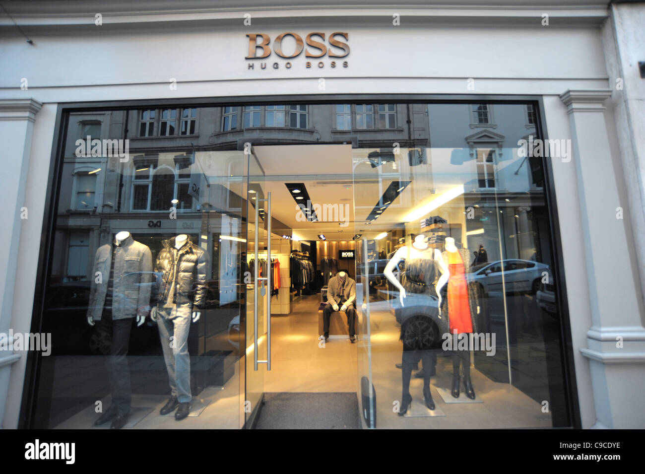 Hugo boss store front -Fotos und -Bildmaterial in hoher Auflösung – Alamy