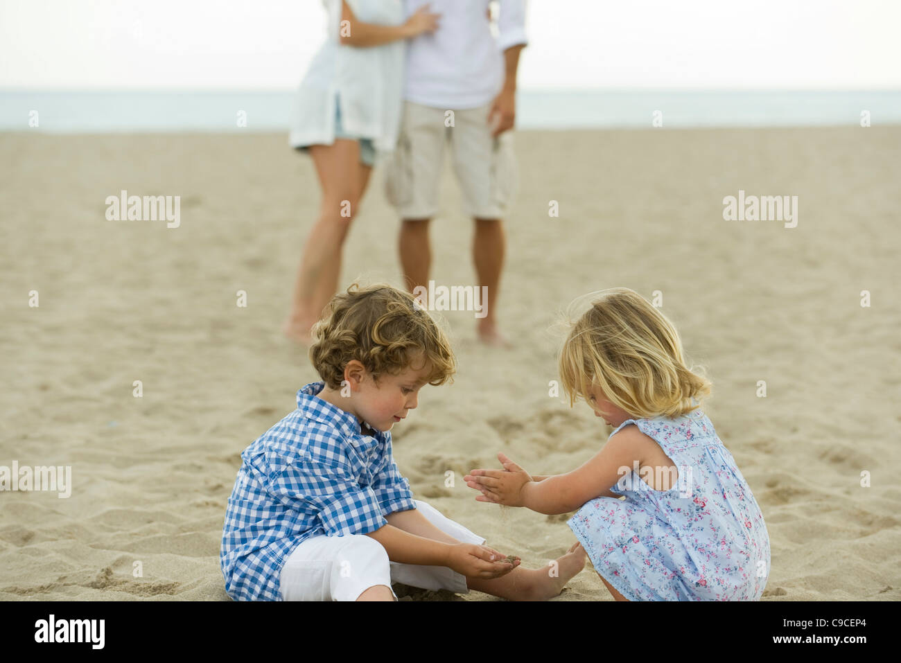 Bruder und schwester spielen mit sand -Fotos und -Bildmaterial in hoher ...