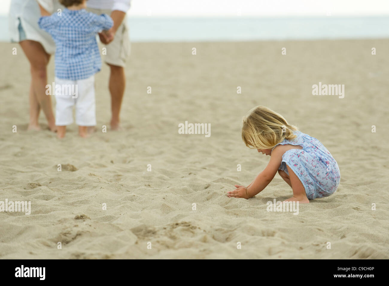 Jungs Spielen Im Sand Stockfotos und -bilder Kaufen - Alamy