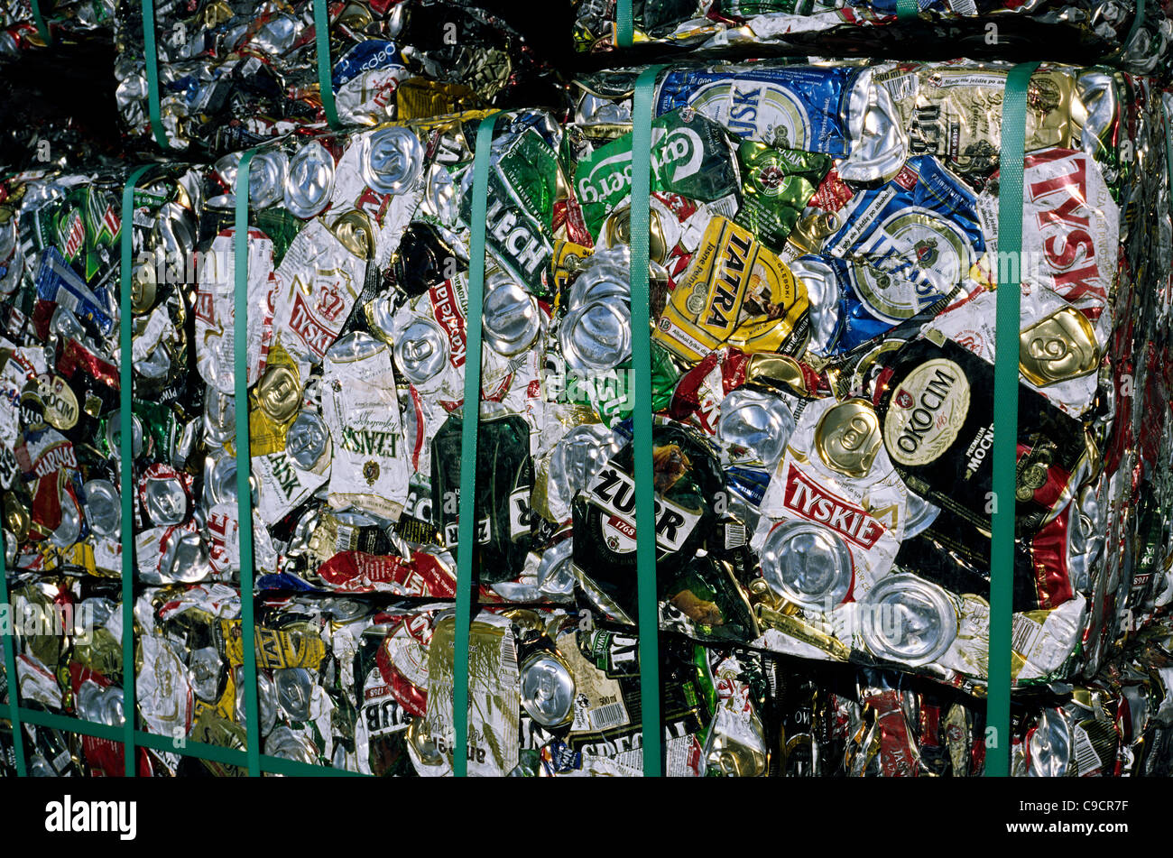 Ballen Aludosen für das recycling im Hamburger Hafen Stockfotografie ...