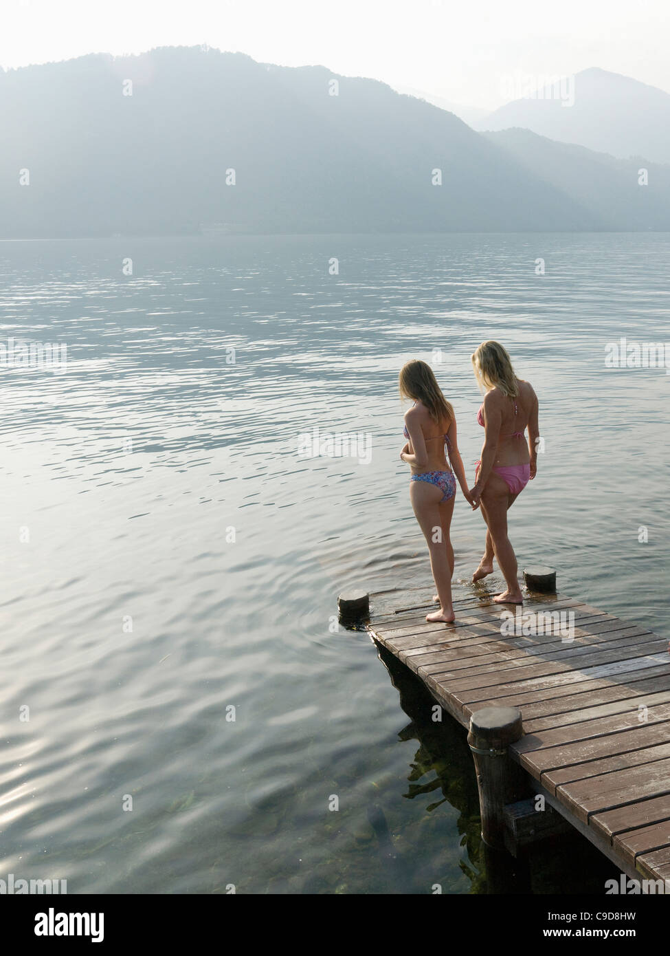 Mutter tochter bikini -Fotos und -Bildmaterial in hoher Auflösung – Alamy
