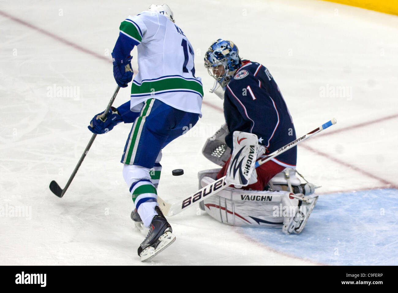 13. Dezember 2011 - blockt Columbus, Ohio, USA - Columbus Torwart Steve ...