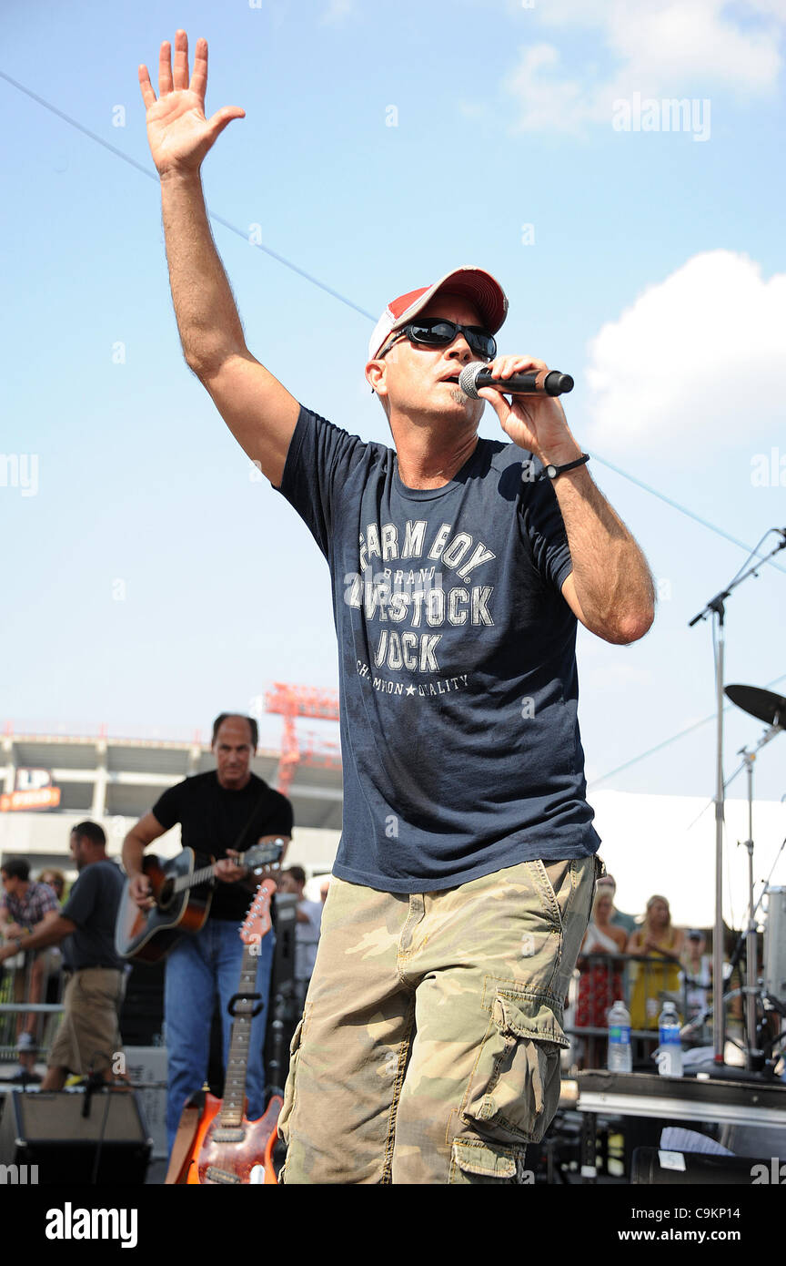 10. Juni 2011 - Nashville, Tennessee; USA - Sänger MARK MILLER Band ...