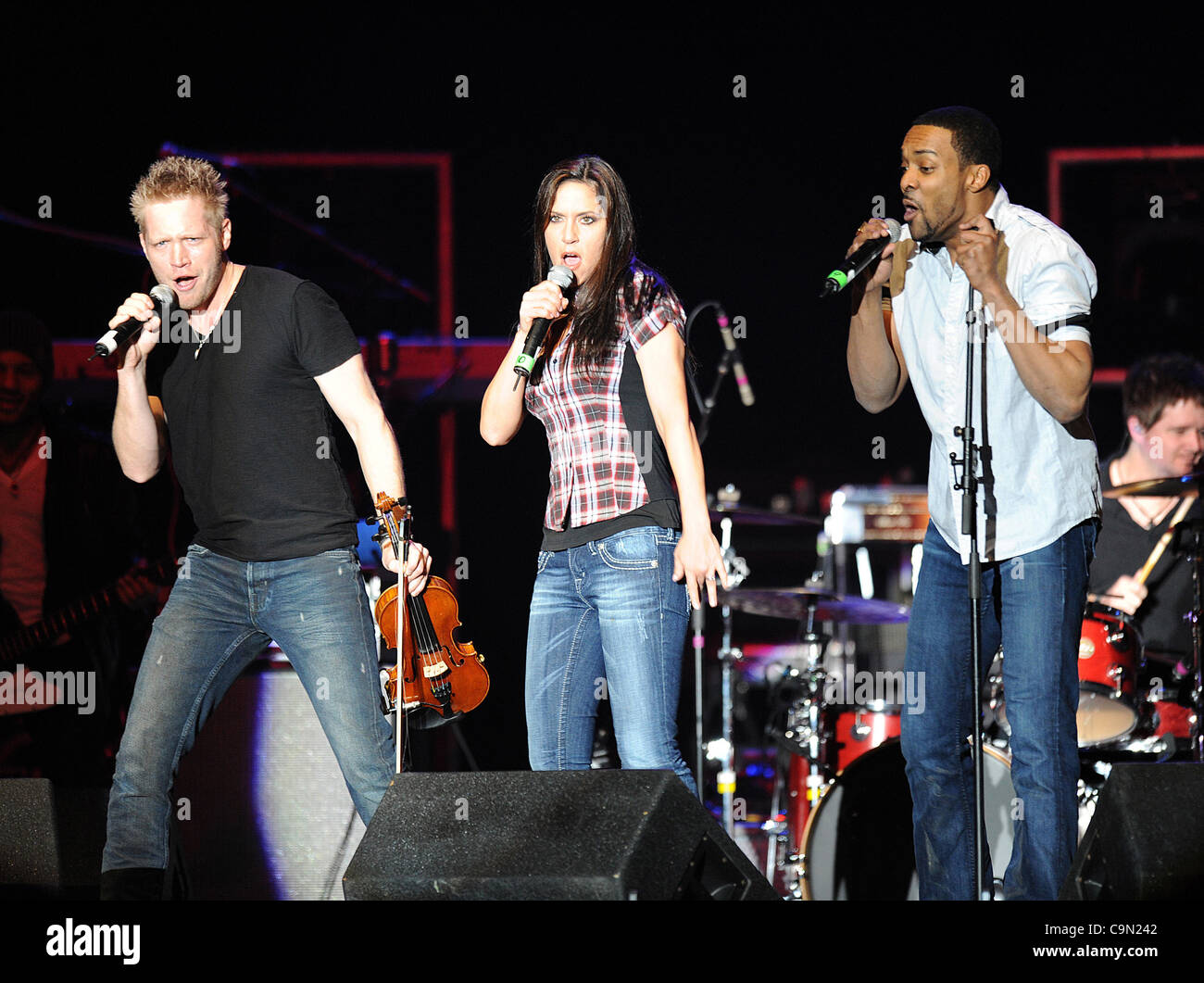 28. Januar 2012 - Hampton, Virginia; USA - (L-R) Geige Spieler NICK ...