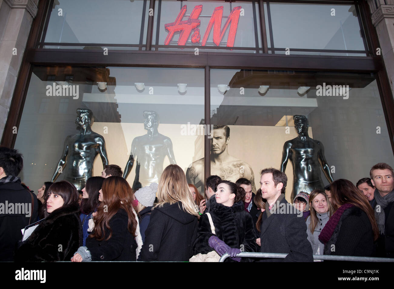 Menschenmenge warteschlange david beckham -Fotos und -Bildmaterial in ...