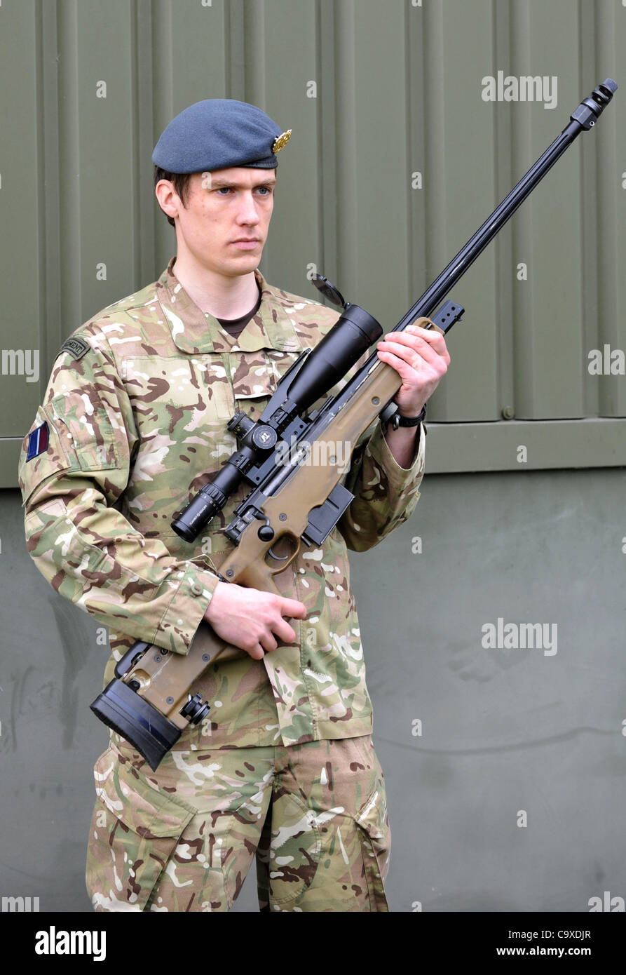Long range sniper -Fotos und -Bildmaterial in hoher Auflösung – Alamy