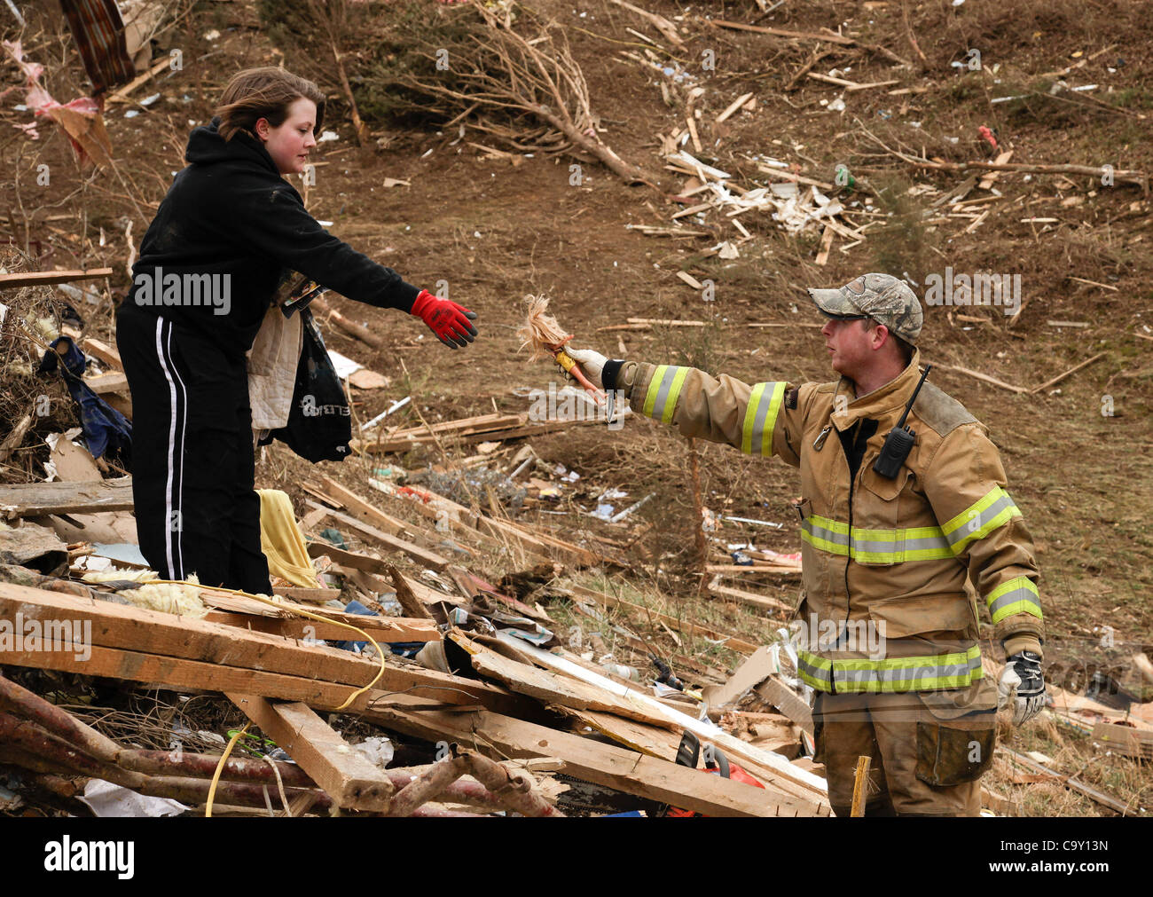 3. März 2012 - Denniston, Kentucky, USA - Freiwilliger Feuerwehrmann ...