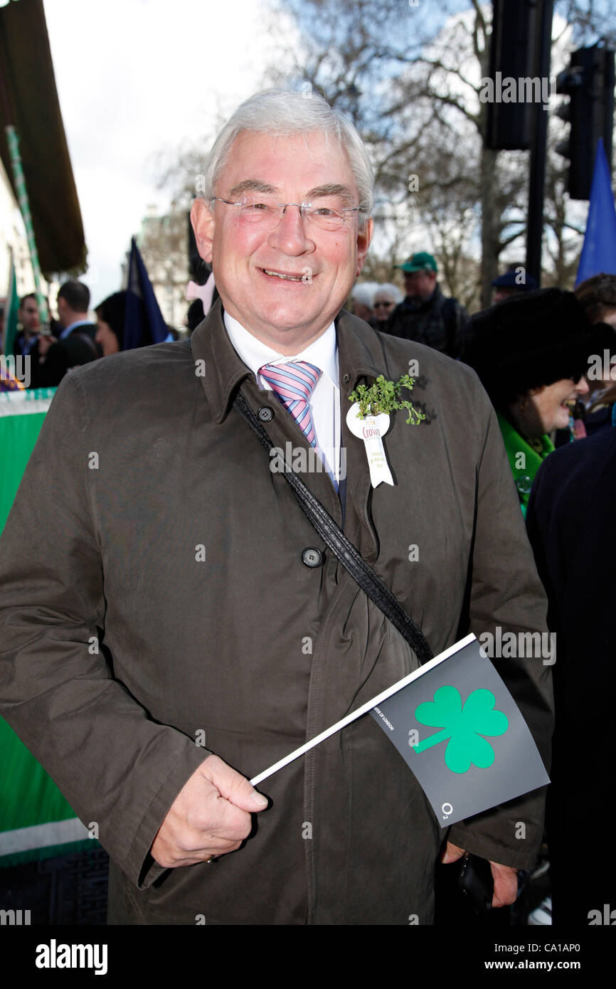 Richard Barnes, London Vizebürgermeister tragen ein Kleeblatt an der St ...