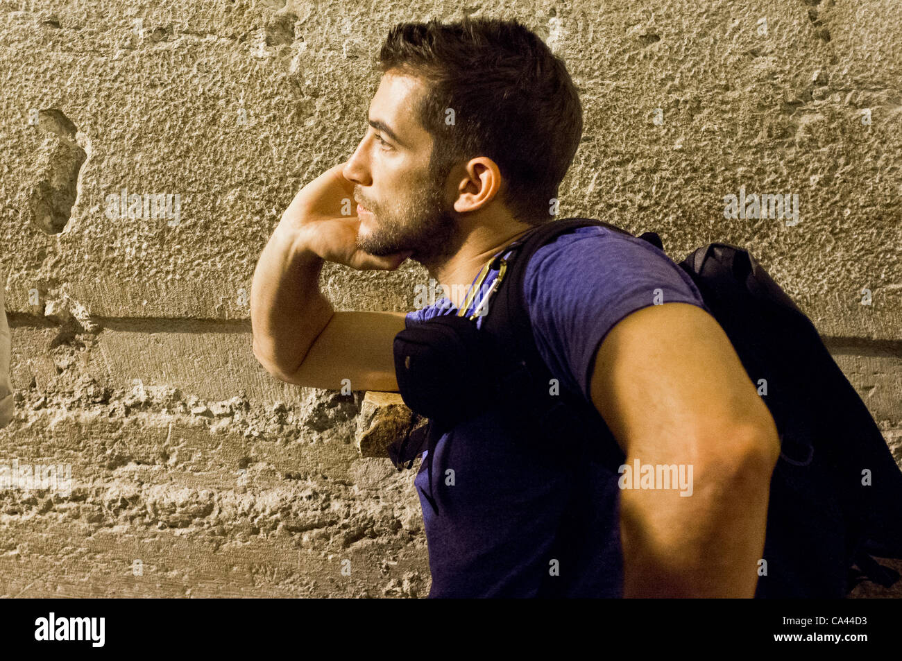 CSI Miami star Jonathan Togo lehnt sich auf einem großen Stein in einer ...