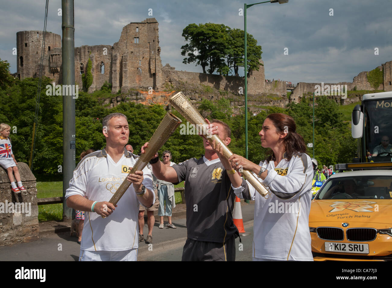 Olympische fackel leitet den kuss weiter -Fotos und -Bildmaterial in ...