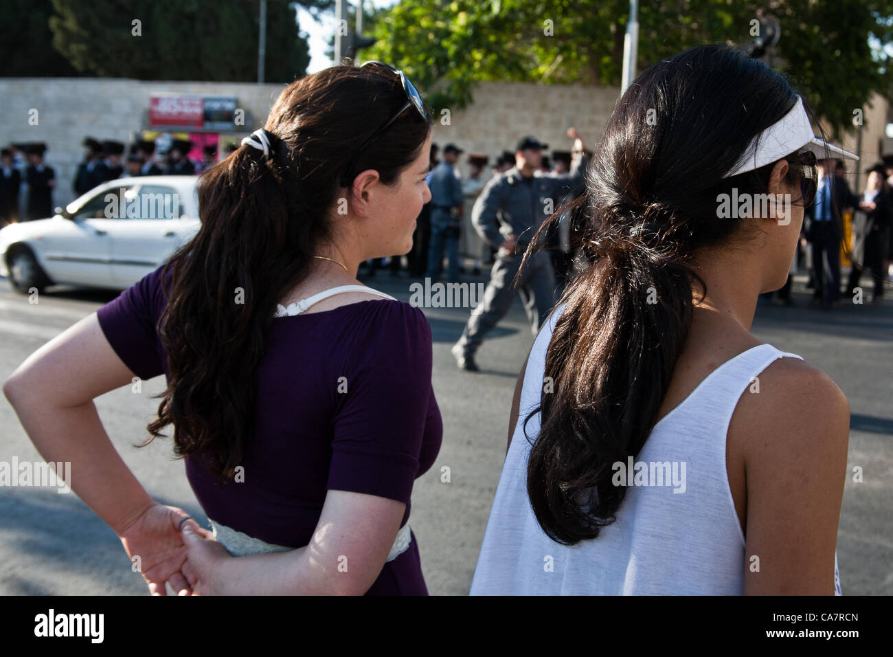Ultra orthodox religious jewish women -Fotos und -Bildmaterial in hoher ...