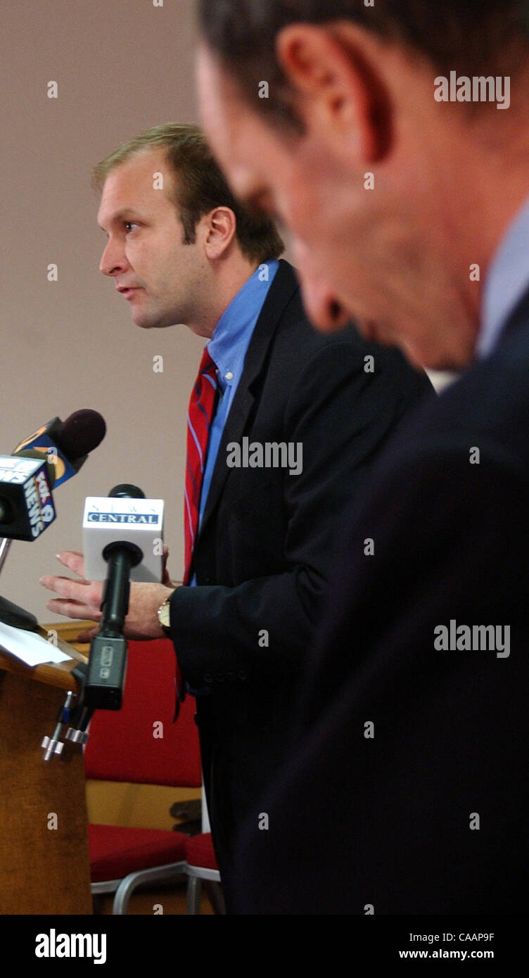 6. Januar 2004 - Cincinnati, Ohio, USA - Stadtrat PAT DEWINE (L ...