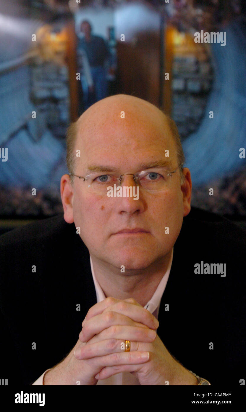 TV-Produzent Michael Hoff stellt 12. Januar 2004, vor einem Monitor ...