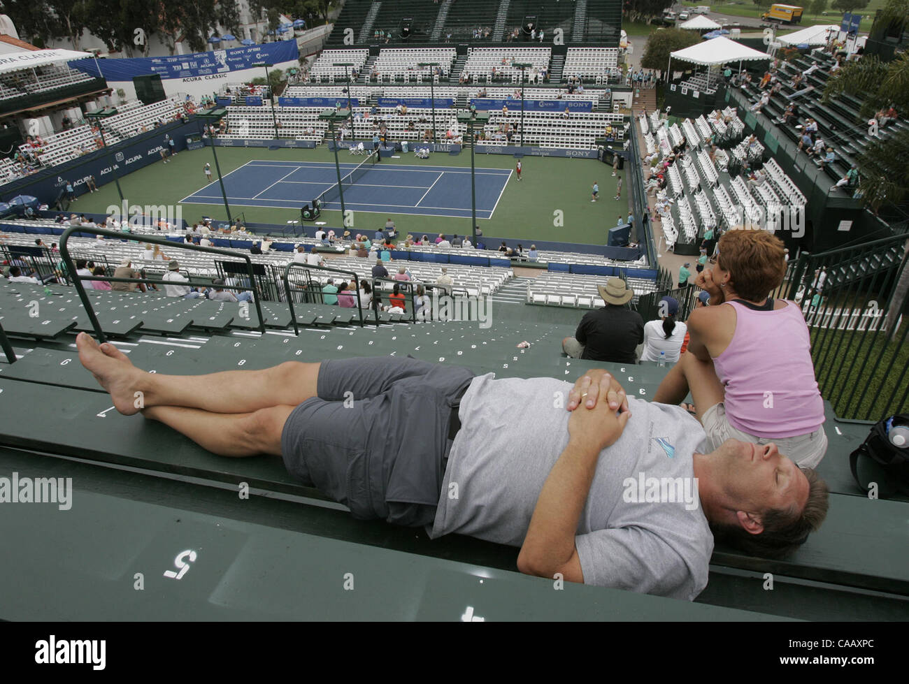 GARY TRIBBLE, nimmt mit Frau MERILYN (Cq) von Medford, Oregon, einen ...